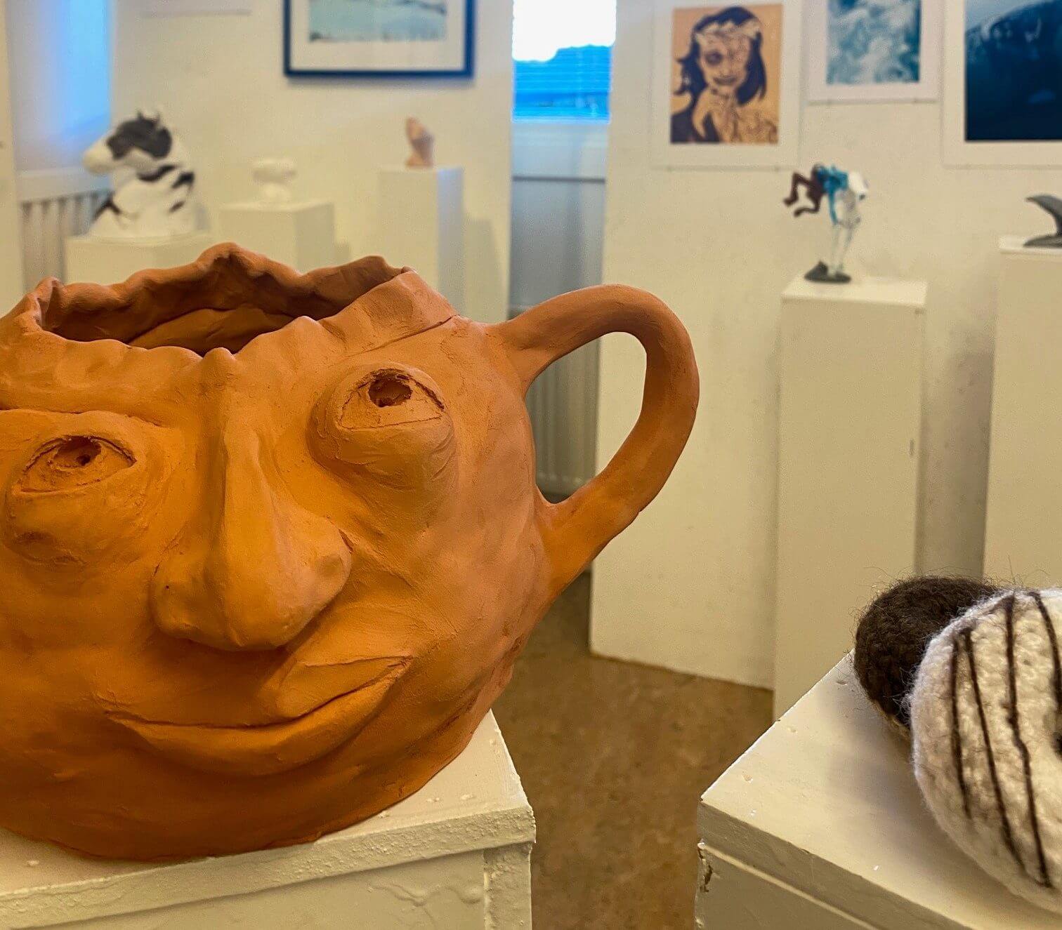 Bildeleverna bjuder in till konstutställning | Tibble Gymnasium – Täby